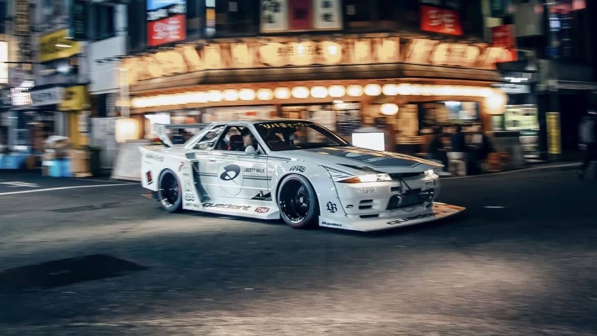 Lando Norris at Suzuka, the British driver arrives in style aboard a customized R32 Skyline ...